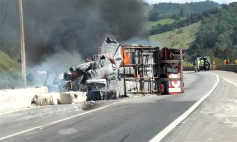 Carreta de algodão tomba na Fernão Dias pega fogo e interdita pista em