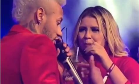 VÍDEO Em aniversário Neymar se emociona ao ver Marília Mendonça e dá