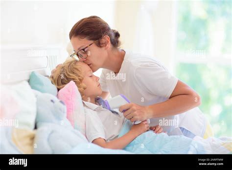Enfant malade au lit La mère s est mise à vérifier sur un enfant malin