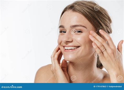 Portrait De Beauté D une Jeune Femme à Moitié Nue Souriant Et Touchant