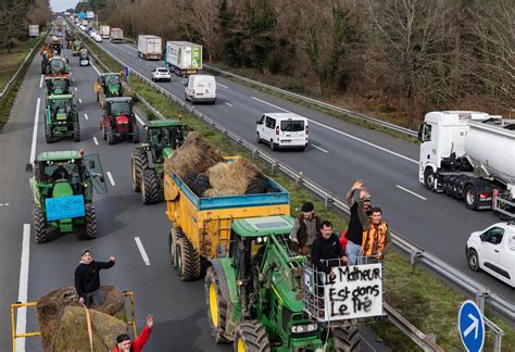 Agriculteurs en colère la CR47 roule vers Rungis Langon paralysée