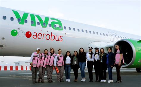 Viva Aerobus celebra arribo de avión con tripulación sólo de mujeres