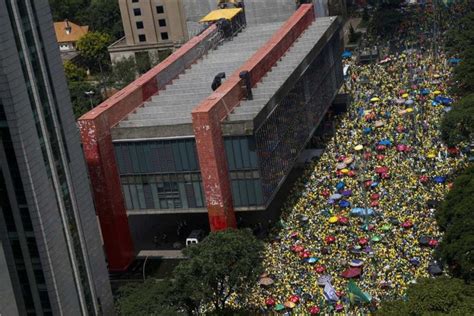 Quatro governadores participam de ato pró Bolsonaro na Paulista lotada