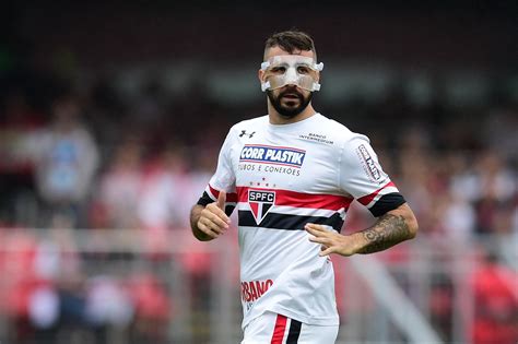 Pratto deve usar máscara por mais 1 mês e trio fica perto de retorno