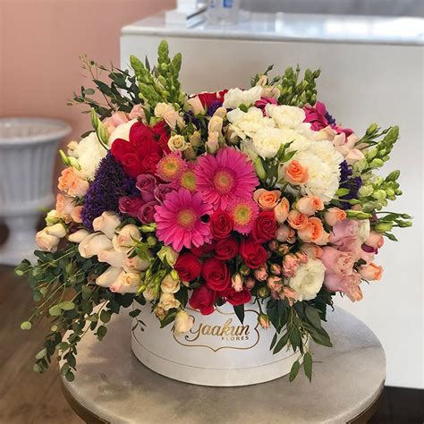 Caja Blanca Circular Con Flores Finas Gerberas Yaakun Flores