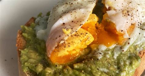 Tosta con aguacate y huevo poché Receta de Bea M Cookpad