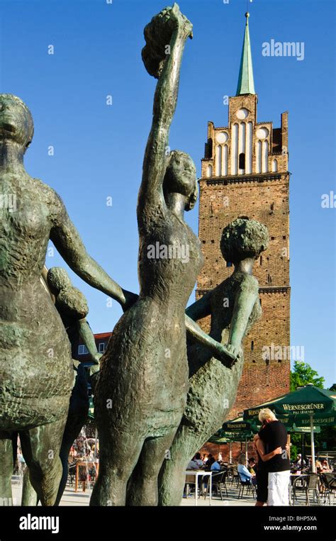 Skulptur Kroepeliner Tor Altstadt Rostock Mecklenburg Vorpommern