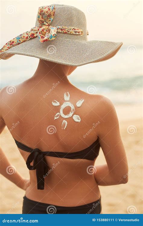 Mujer Que Aplica La Nata De La Protecci N Solar En Hombro Bronceado