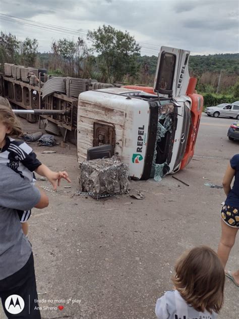 Carreta Sucata Tomba Na BR 381 No Trevo De Santa Luzia
