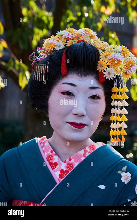 Gion Geisha Hi Res Stock Photography And Images Alamy