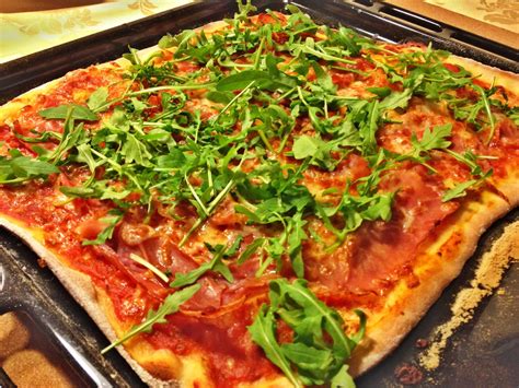 Kuchnia pod przykryciem Włoska pizza z szynką parmeńską i rukolą
