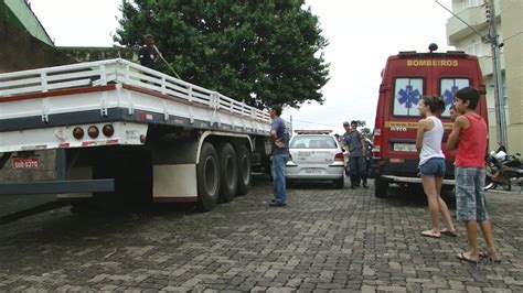 Ladrão morre tiros acidentais da própria arma durante assalto em