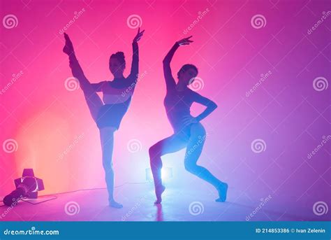 Los Dos Modernos Bailarines De Ballet En Negro Y Rojo Bodysuit Studio