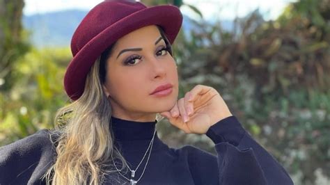 MAÍRA CARDI SURGE DE BIQUÍNI FIO DENTAL E CHOCA WEB SEU CORPO