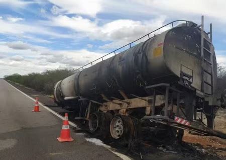 Tanque de caminhão que transportava combustível pega fogo e explode em