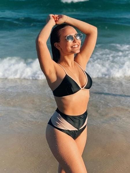 Larissa Manoela posa de biquíni e arranca elogios dos fãs
