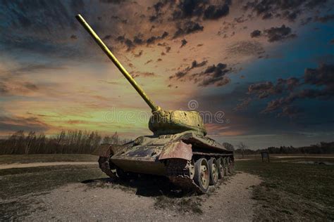 Viejo Tanque Soviético T 34 De La Segunda Guerra Mundial Corriendo