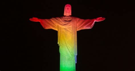 Cristo Redentor é iluminado as cores das seleções da Copa VER HOJE