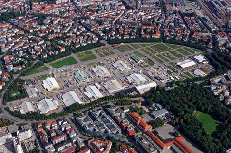 Luftaufnahme München Aufbauarbeiten auf dem Festgelände des Münchener