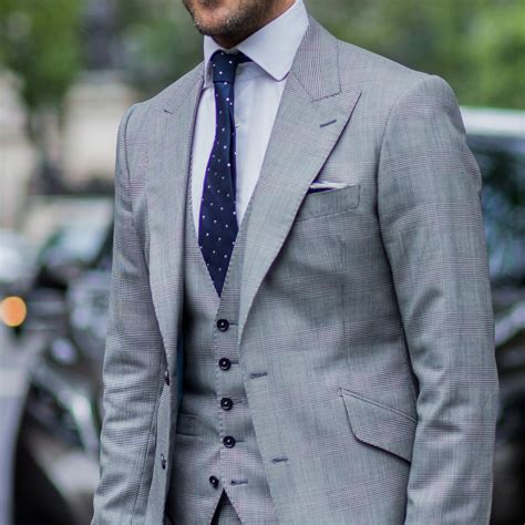 Traje gris cómo combinarlo en un outfit GQ México y Latinoamérica