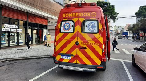 Mulher é esfaqueada e foge após ser socorrida em Curitiba Banda B