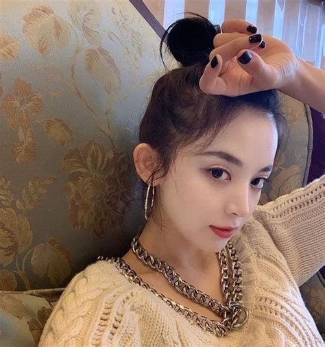 维娜斯 2 May 古力那扎尔拜合提亚尔はInstagramを利用しています 这么会有这么美的女孩儿 gulinazha