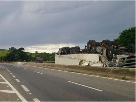 G1 Carreta Tomba E Deixa Motorista Ferido Na BR 381 Em Estiva MG
