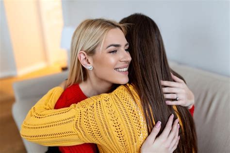 Candides diverses filles meilleures amies embrassant debout à l