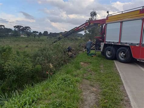Caminhoneiro Morre Ao Capotar Caminh O Carregado De Madeira E Ficar
