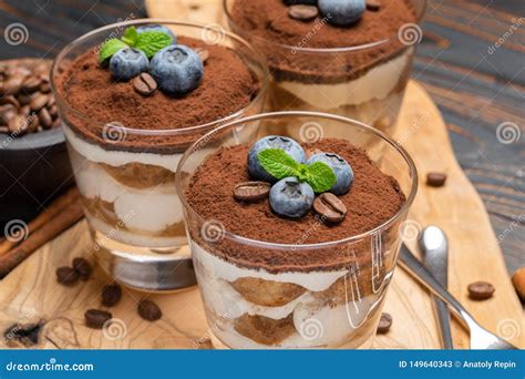 Postre Cl Sico Del Tiramisu En Un Vidrio Con Los Ar Ndanos En Fondo De