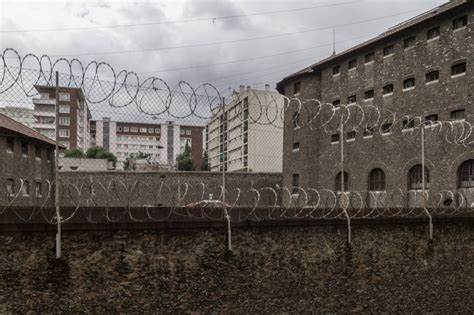 France Onze individus sévadent d un centre de rétention à Paris Le