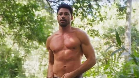 Ousado Caio tira a roupa e transa Aline no rio em Terra e Paixão