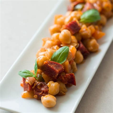 GARBANZOS SALTEADOS CON CHORIZO Y ALBAHACA Consorcio del Chorizo Español