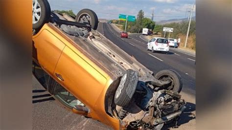 Conductora Sobrevive A Volcadura En La Carretera Irapuato Silao