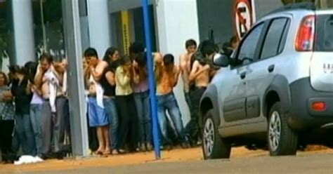 G1 Bandidos usam reféns como escudo contra polícia durante assalto a