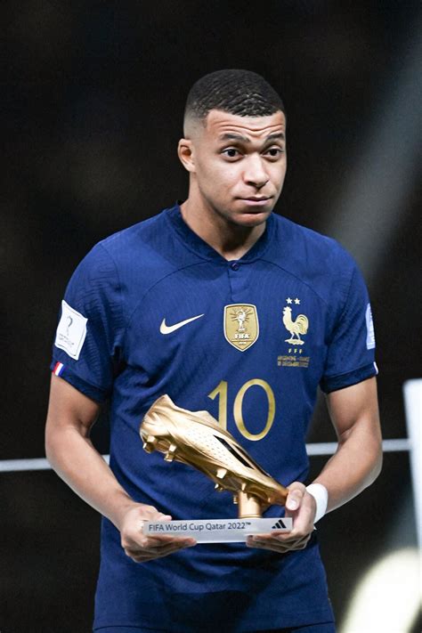 Photo Kylian Mbappé Remise du trophée de la Coupe du Monde au Qatar