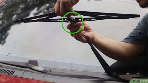 Cómo cambiar las plumas limpiaparabrisas de tu auto