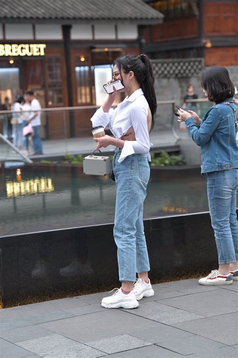 时尚前卫的白衬衫露背上衣牛仔裤美女小姐姐 更多高清大图 https t co xTAQZX7RKw 街拍之美 street42690352
