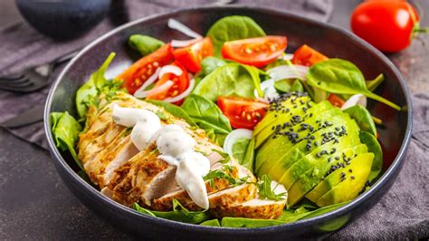 Ensalada de pollo y aguacate plato único fácil ligero y saludable