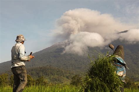 Galerie foto Alertă de tsunami în Indonezia după erupția vulcanului