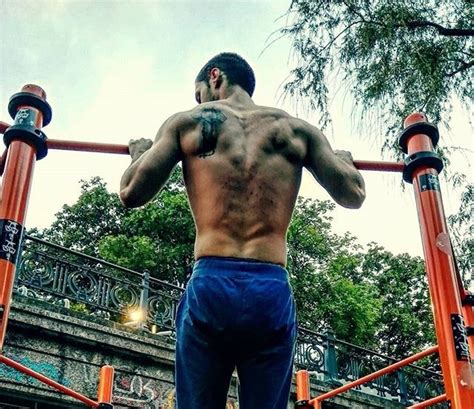Barz Club Street Workout Exercícios pra Evoluir na Barra Fixa e uma