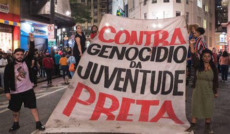 Ato pelo fim da Operação Escudo tem cerco da PM e denúncias de
