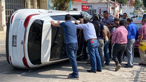 Vuelca Camioneta En Pleno Centro Noticias Voz E Imagen De Chiapas