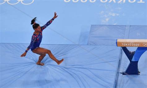 Simone Biles se retiró de la final de gimnasia por demonios en su