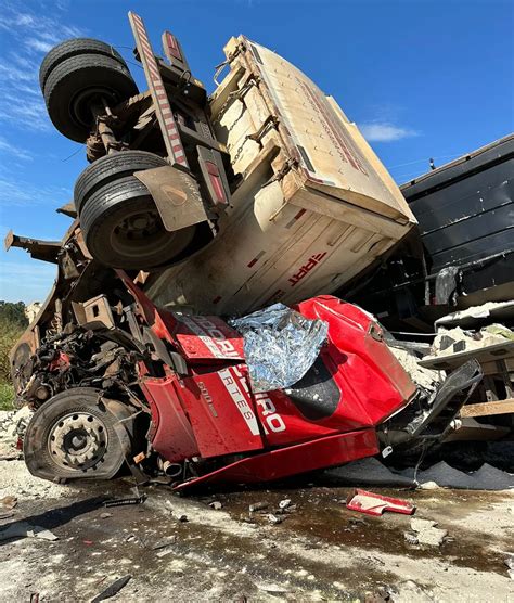 Batida traseira entre caminhões deixa um morto e dois feridos no norte