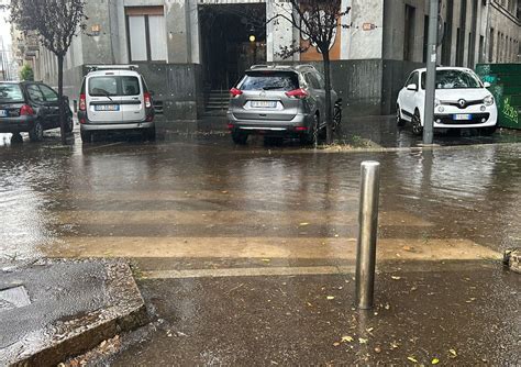Un Nuovo Nubifragio Si Abbatte Su Milano Grandine E Strade Allagate