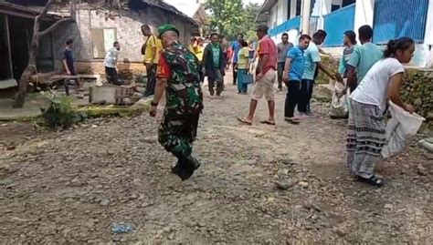 Babinsa Koramil Talun Kenas Bersama Warga Gotong Royong HARIAN MISTAR