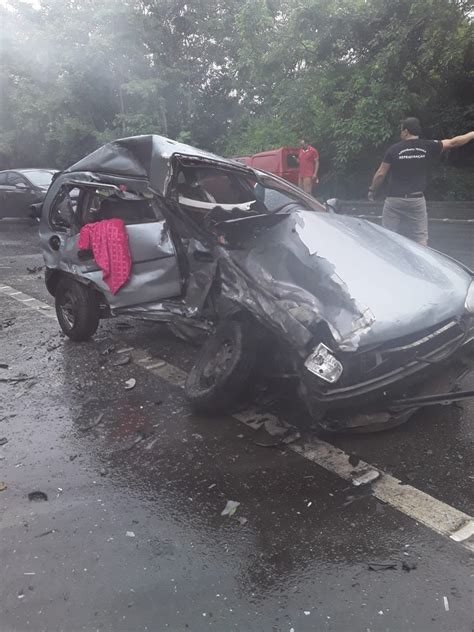 Acidente entre dois carros deixa um morto e três feridos na Rio Santos