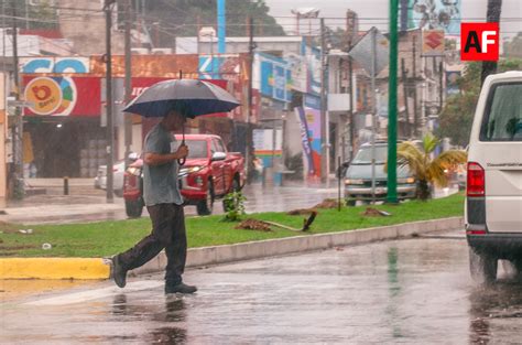 Durante La Tarde Cielo Nublado Con Lluvias Puntuales Fuertes En Colima