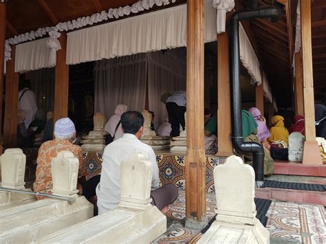 Wisata Religi Ziarah Ke Makam Wali Songo Di Bulan Ramadan